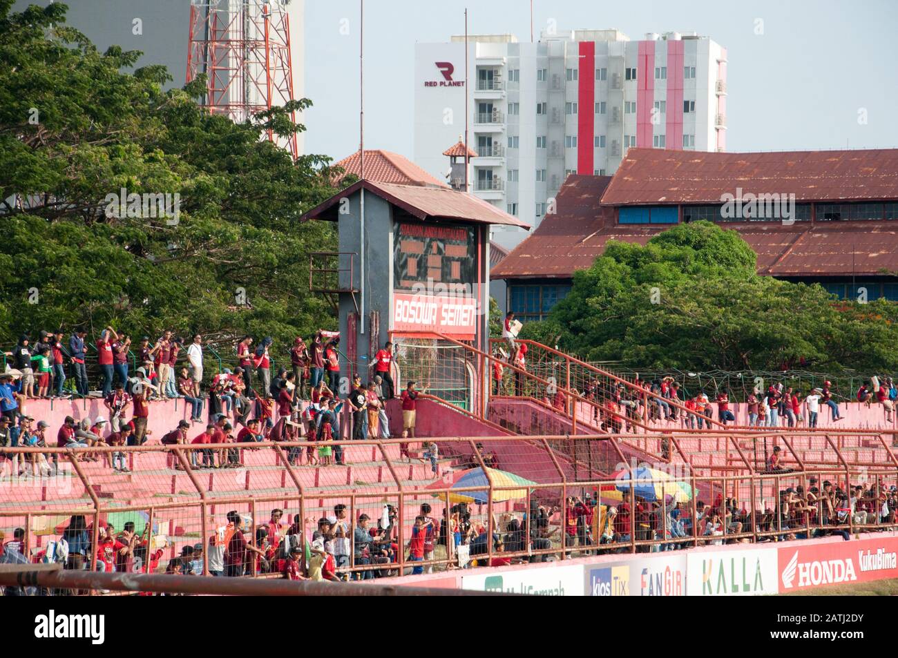 Crowd of people watching game hi-res stock photography and images - Alamy