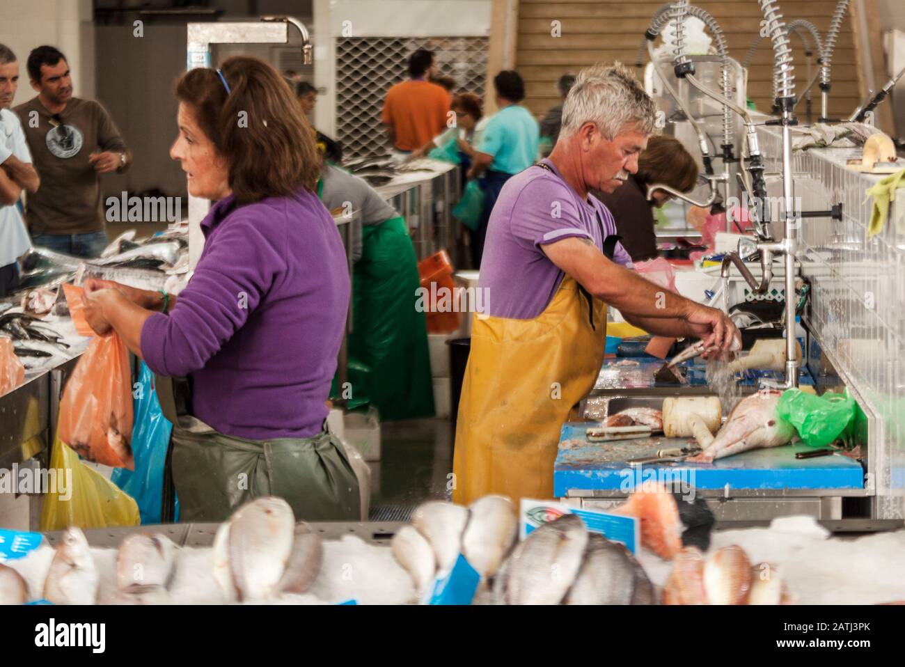 Fisherman washing fish in a fish market Stock Photo - Alamy