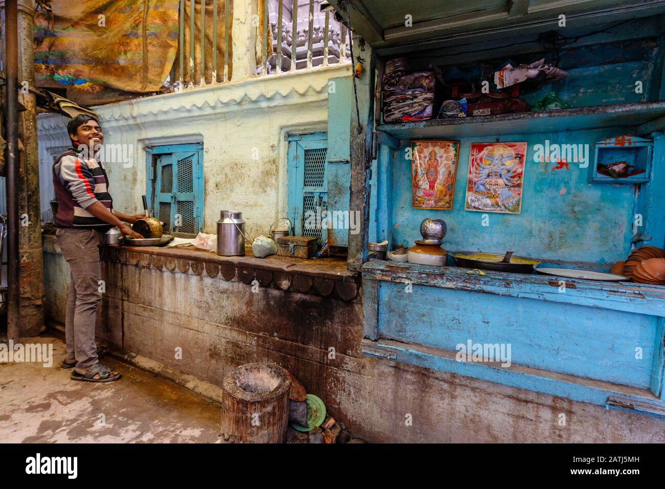 Asian chef cooking in outdoor hi-res stock photography and images - Alamy