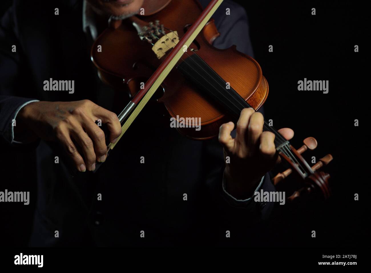 Violinist player hi-res stock photography and images - Alamy