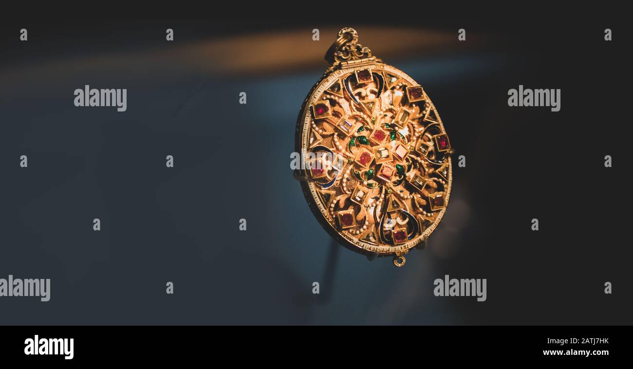 Enamel locket containing the hair of Charles 1 at the Queens Gallery ...