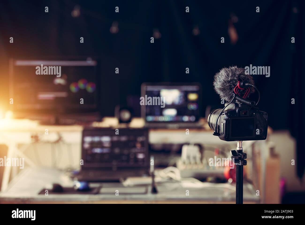 Tv studio people computer hi-res stock photography and images - Alamy