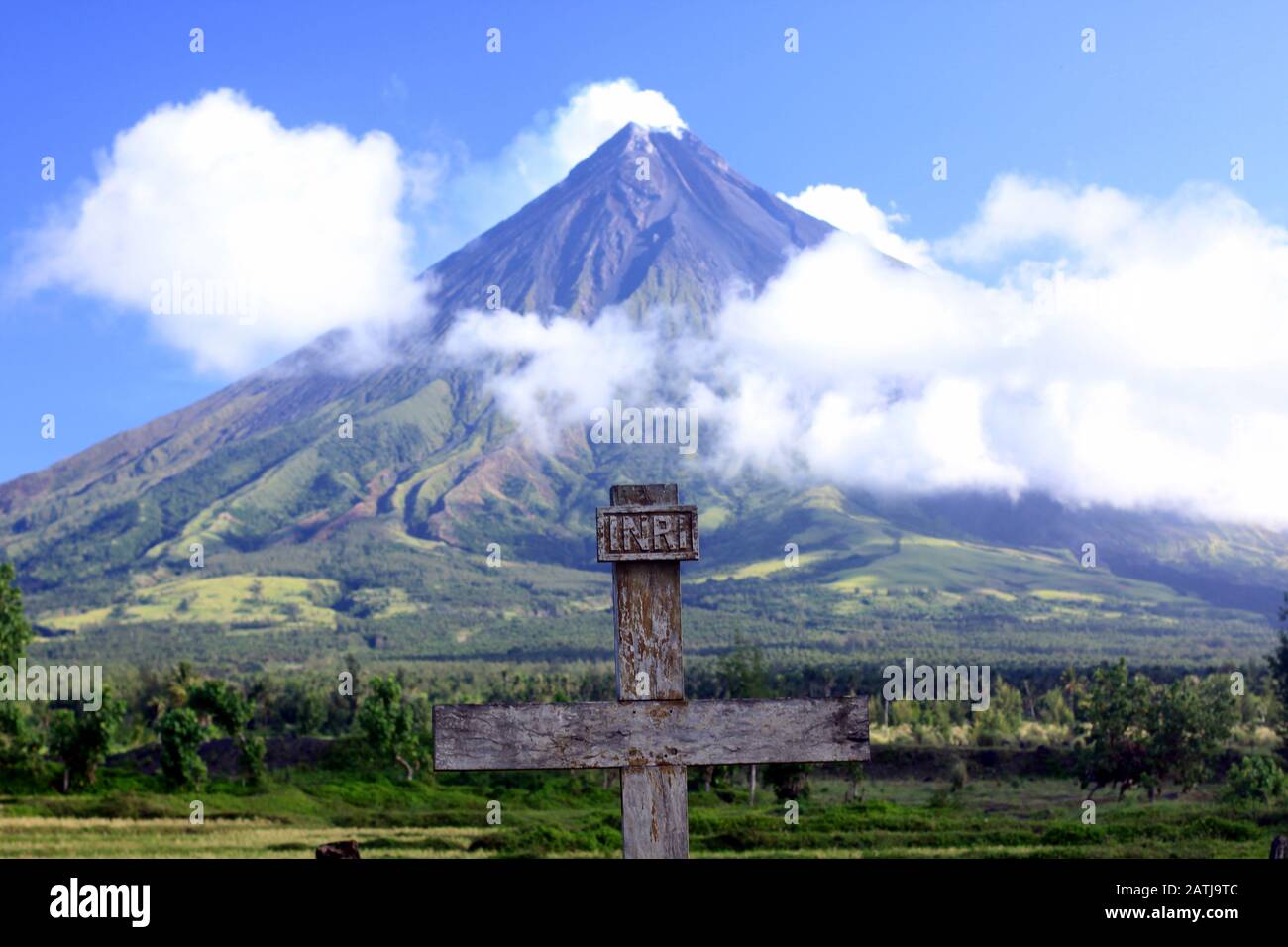 Mount Mayon Donsol Stock Photo - Alamy