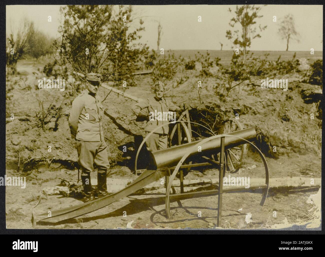 Description: [Italian?] Mlitairen at gun Date: {1914-1918} Keywords ...