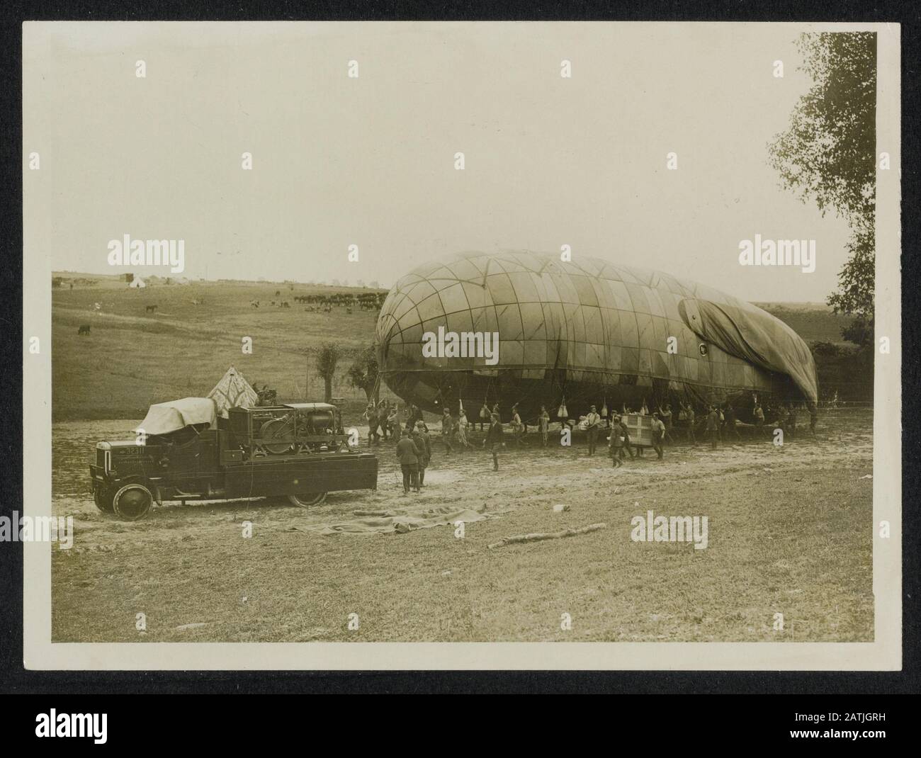 Nederlands: Kite balloon with windlass lorry about to make an ascent ...