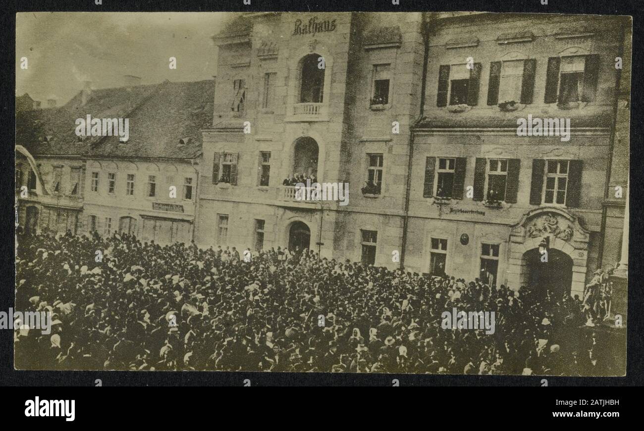 Civilian crowd hi-res stock photography and images - Alamy