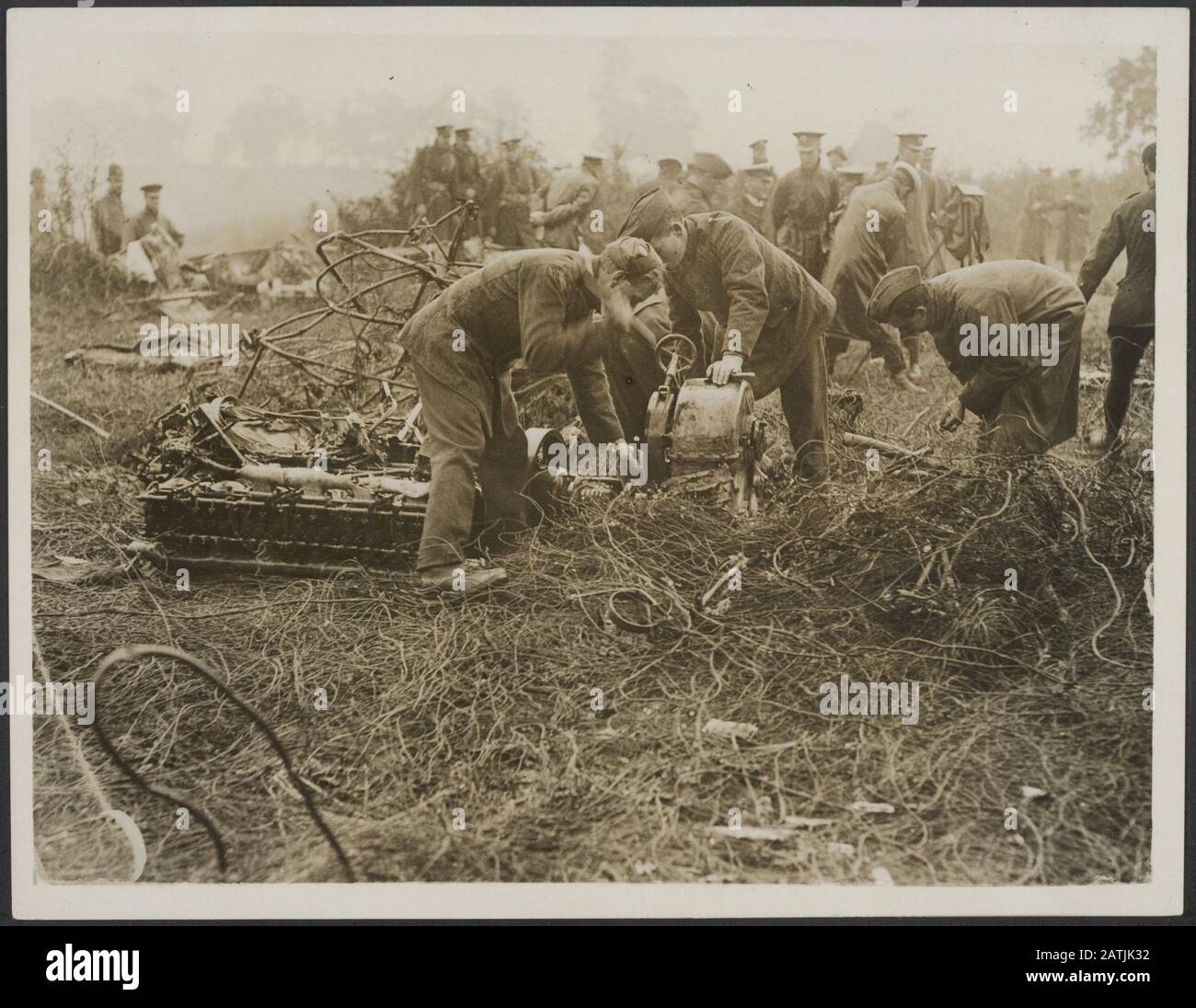 Zeppelin Brought down in the outskirts of London - raider falls in ...
