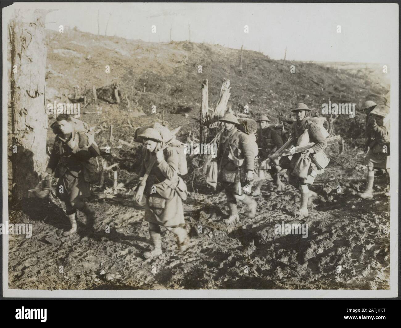 Wwi british soldiers mud hi-res stock photography and images - Alamy