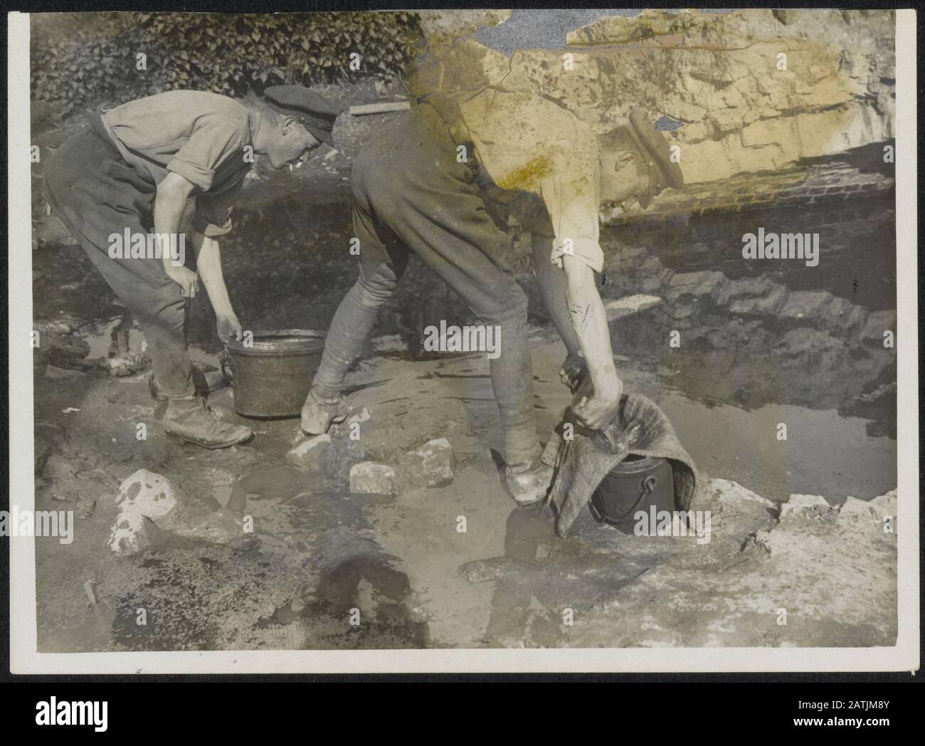 Description: Soldiers do some laundry. Date: {1914-1918} Keywords: WWI ...