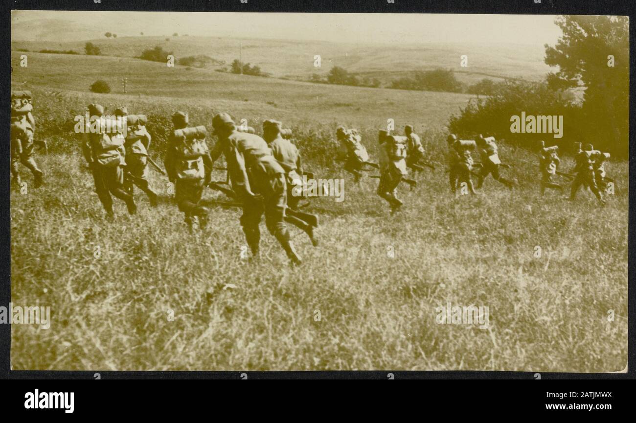 Description: Rush Italian soldiers. Date: {1914-1918} Location: Italy ...