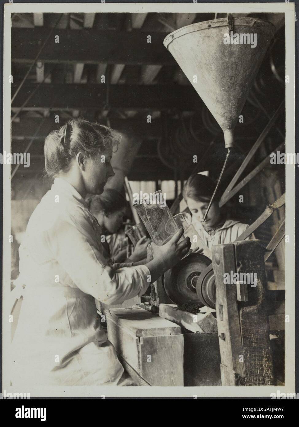 Womens Work Description: Glass factory in Birmingham. British women ...