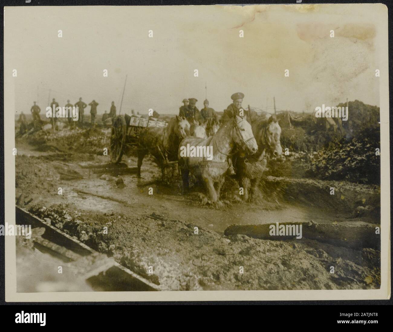 Wwi british soldiers mud hi-res stock photography and images - Alamy