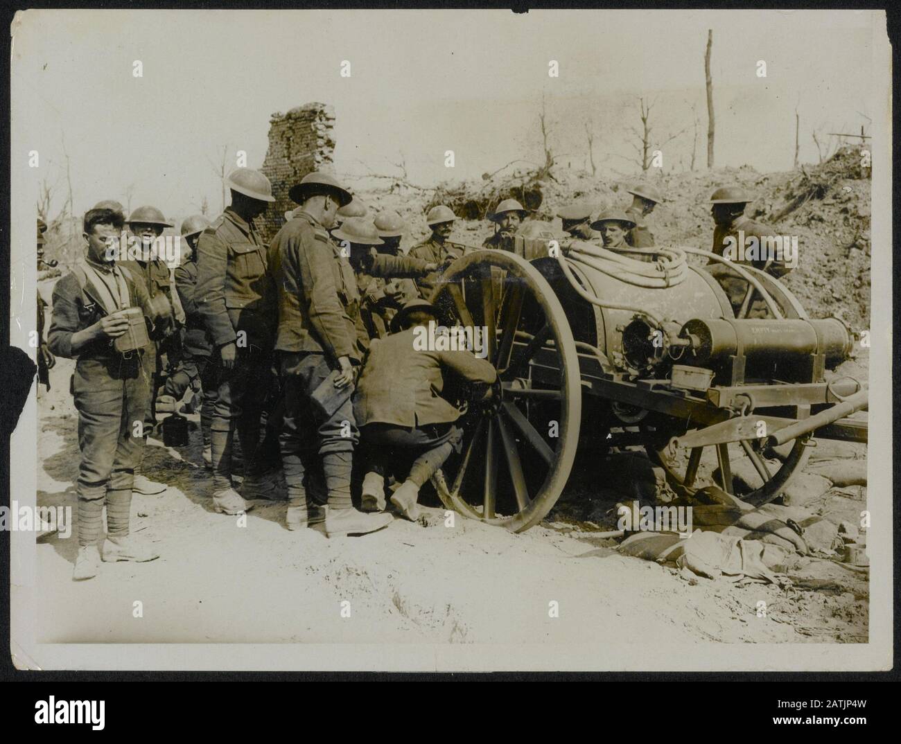 The British Western Front Description: Thirsty Tommies around a water ...