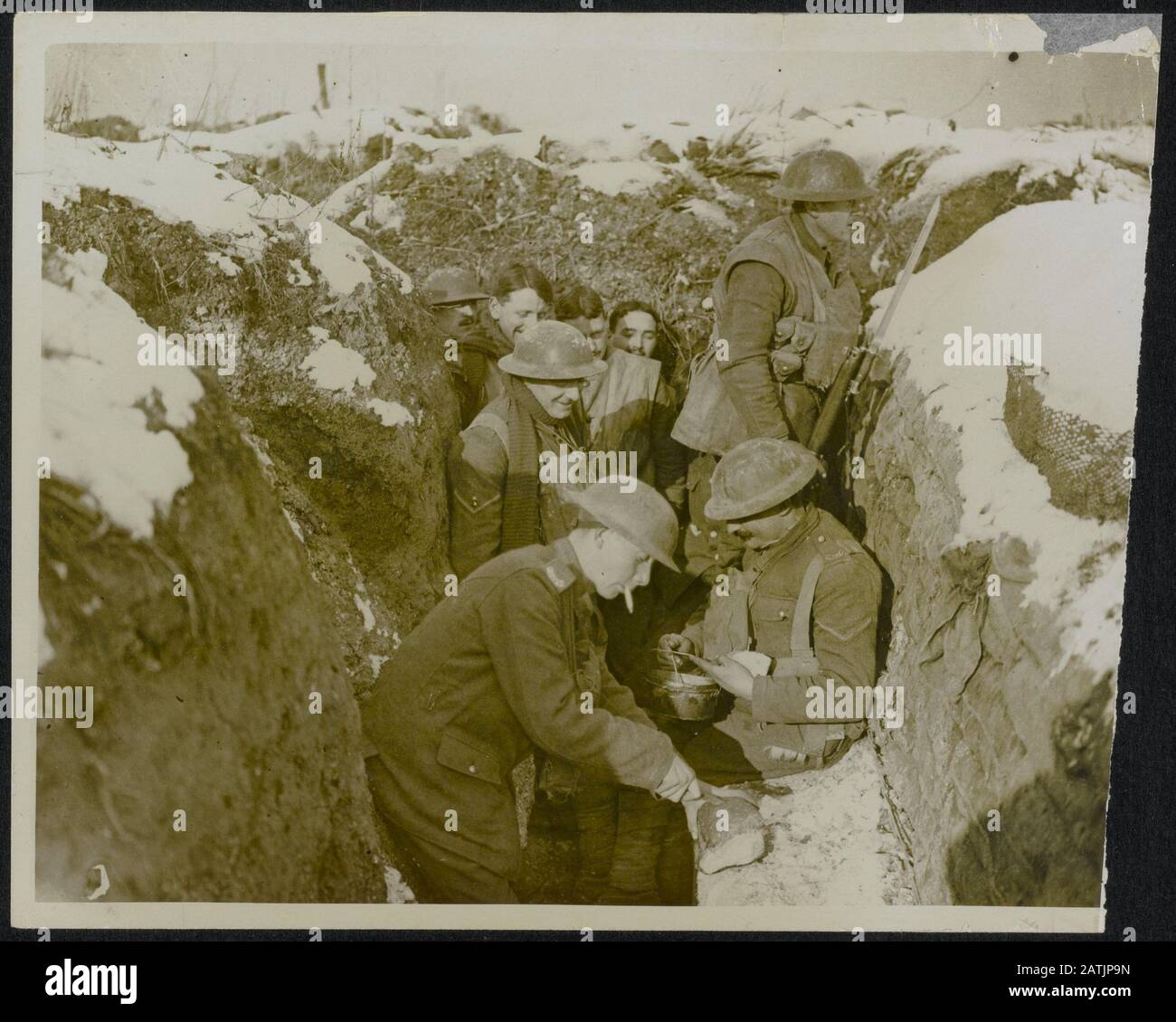 The western front. How Tommy is fed Description: Tommies eating in a ...
