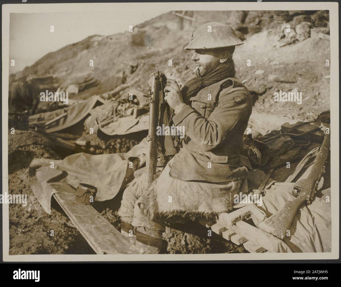 Soldier shaving wwi hi-res stock photography and images - Alamy