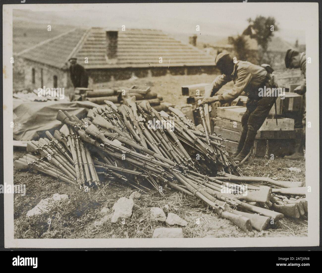 Salonika Description: Bulgar rifles Annotation: Saloniki. Big pile ...