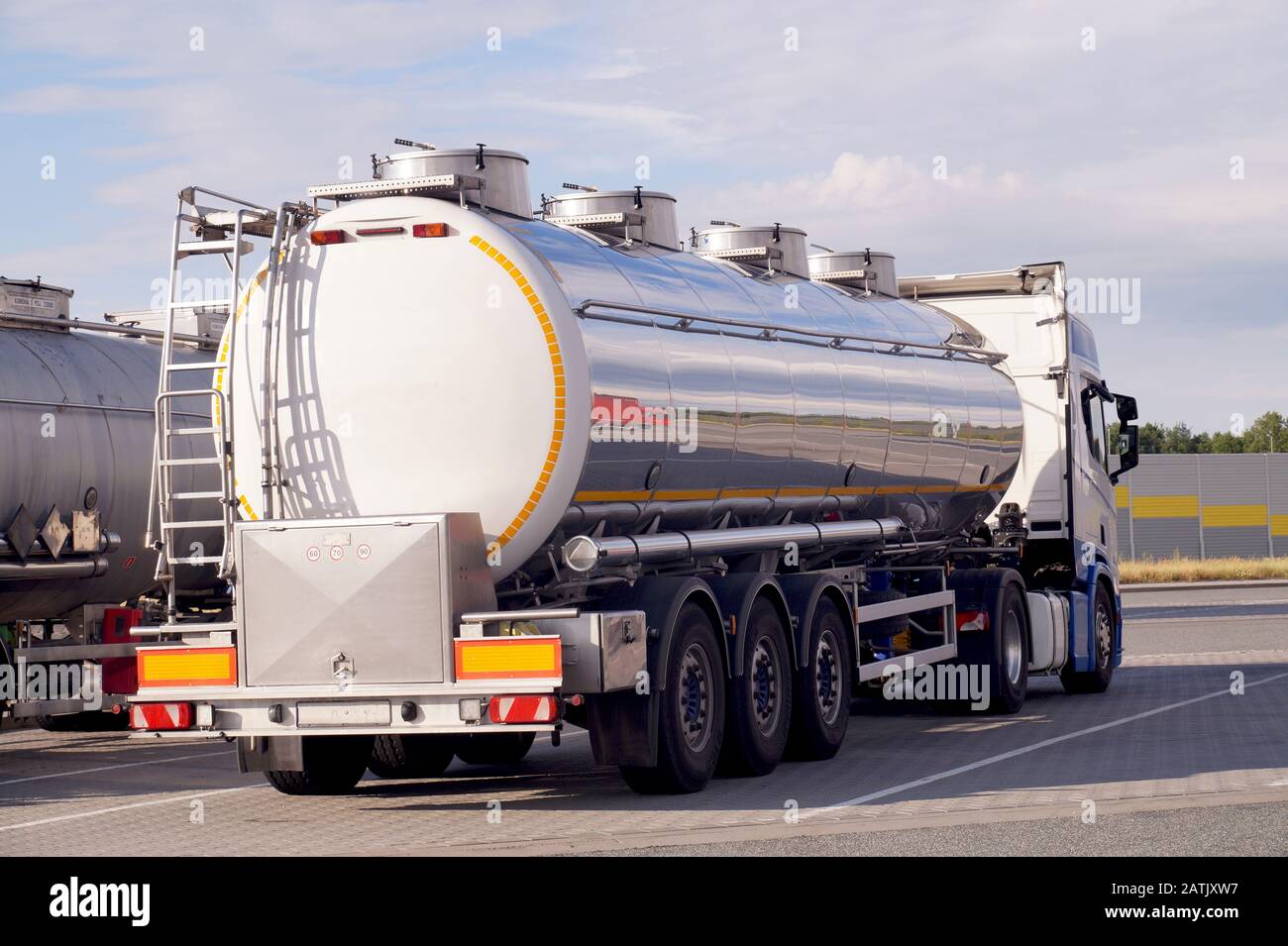 Tanker truck 18 wheeler semi hi-res stock photography and images - Alamy