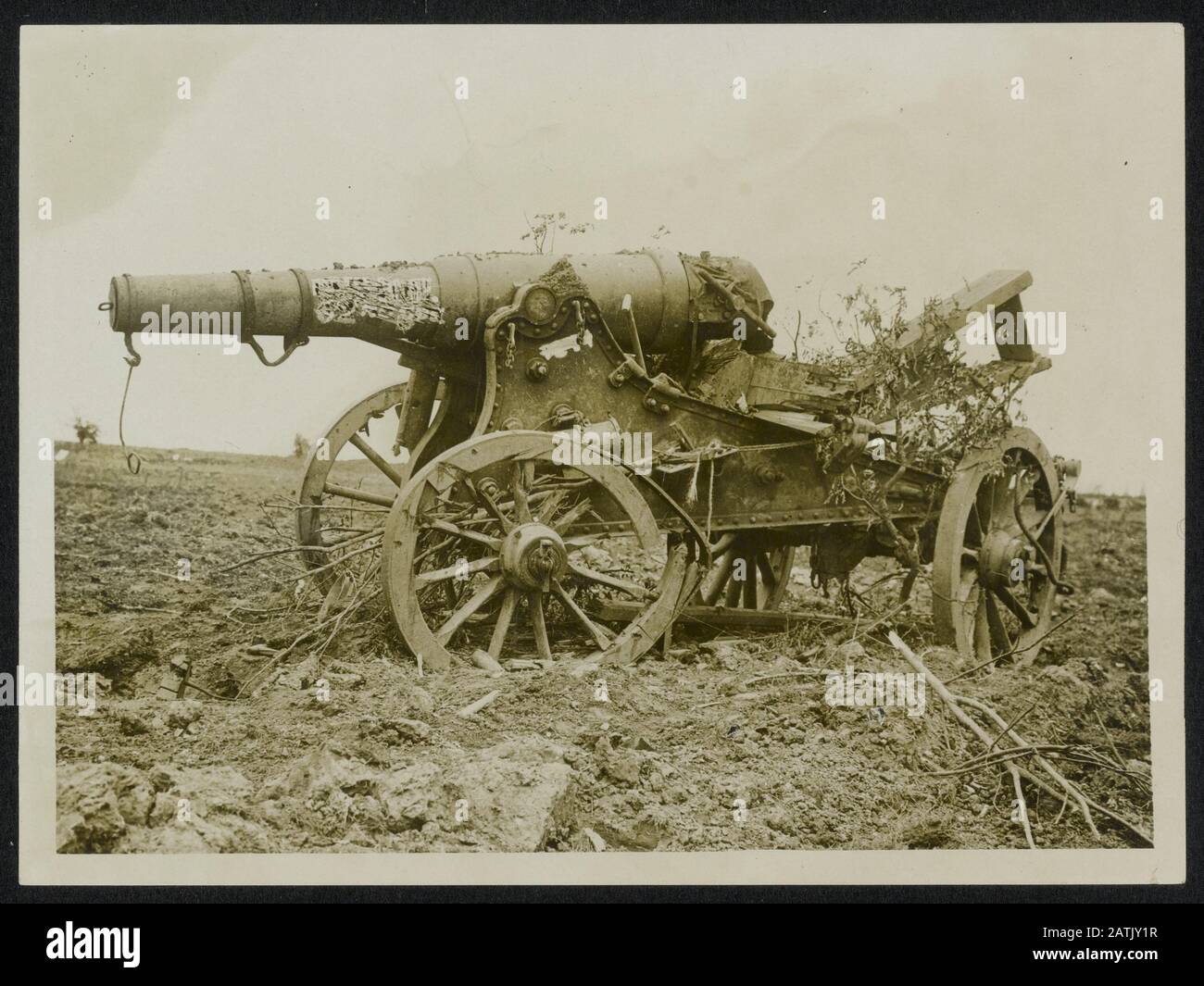 The great battle of the Somme description: Captured German howitzers on ...