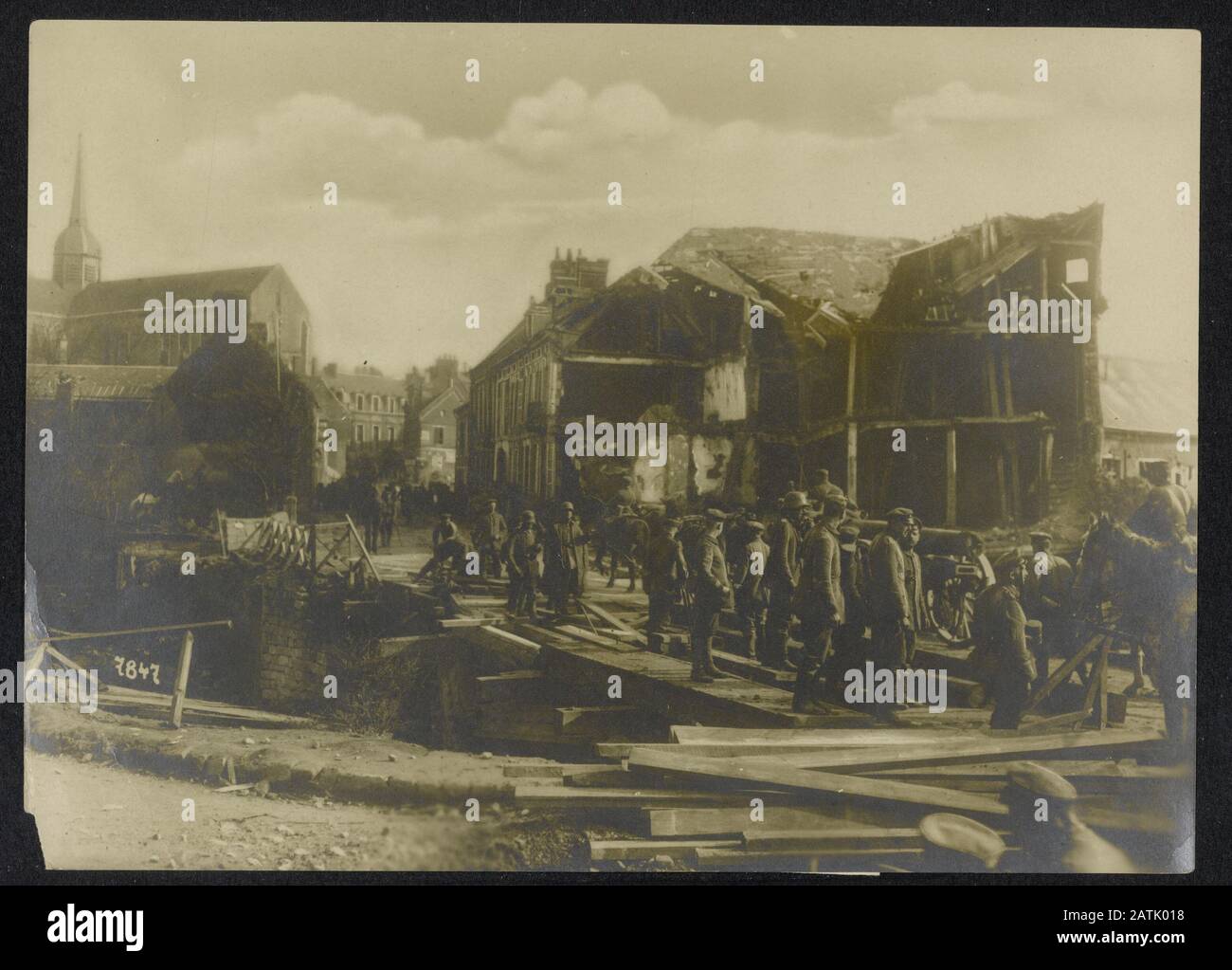 Description: The big battle in the West. German artillery pulls ahead ...