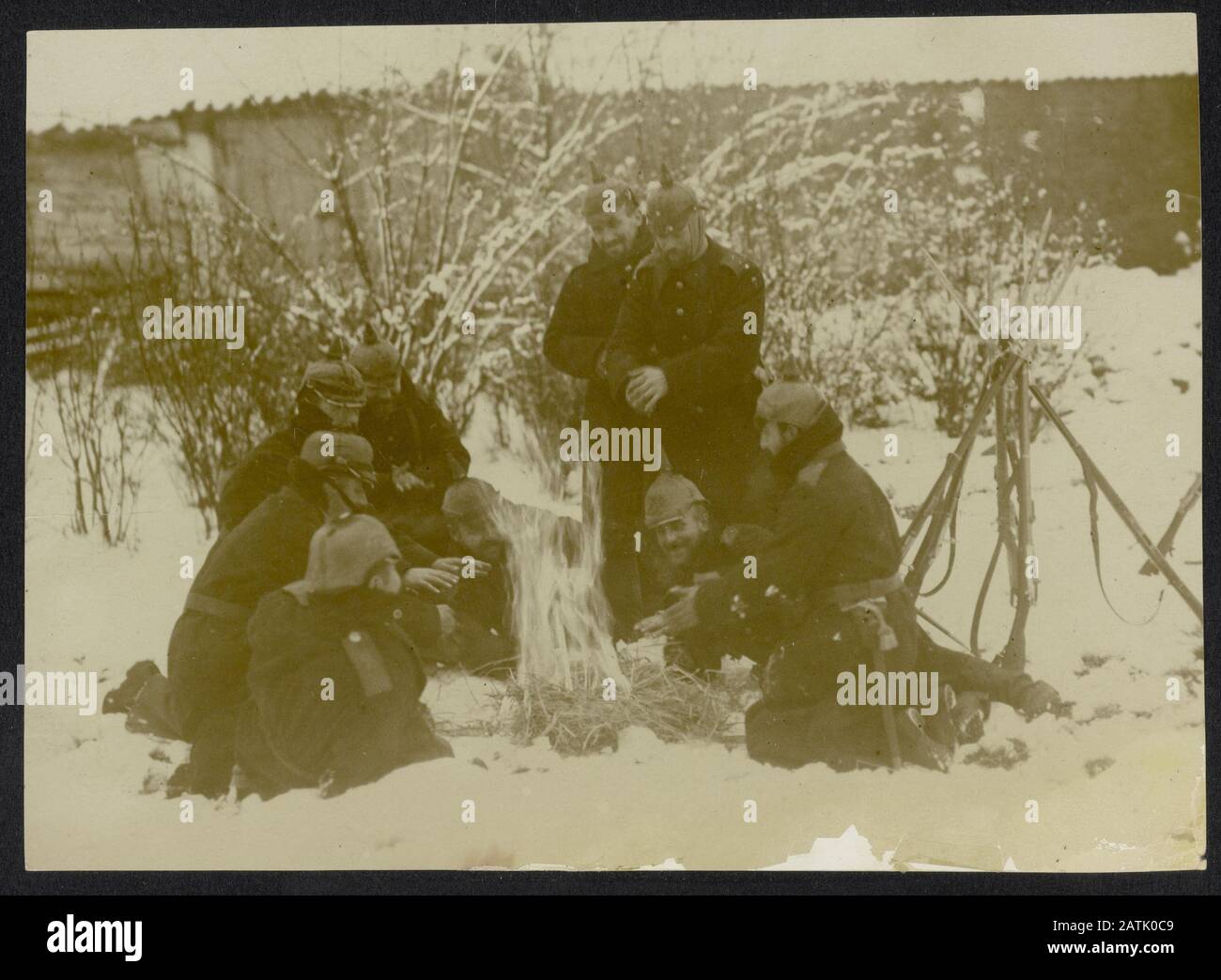Description: with a warm fire German soldiers in the open air Date ...