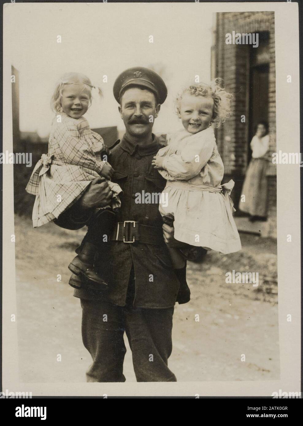 Soldier child interactions hi-res stock photography and images - Alamy