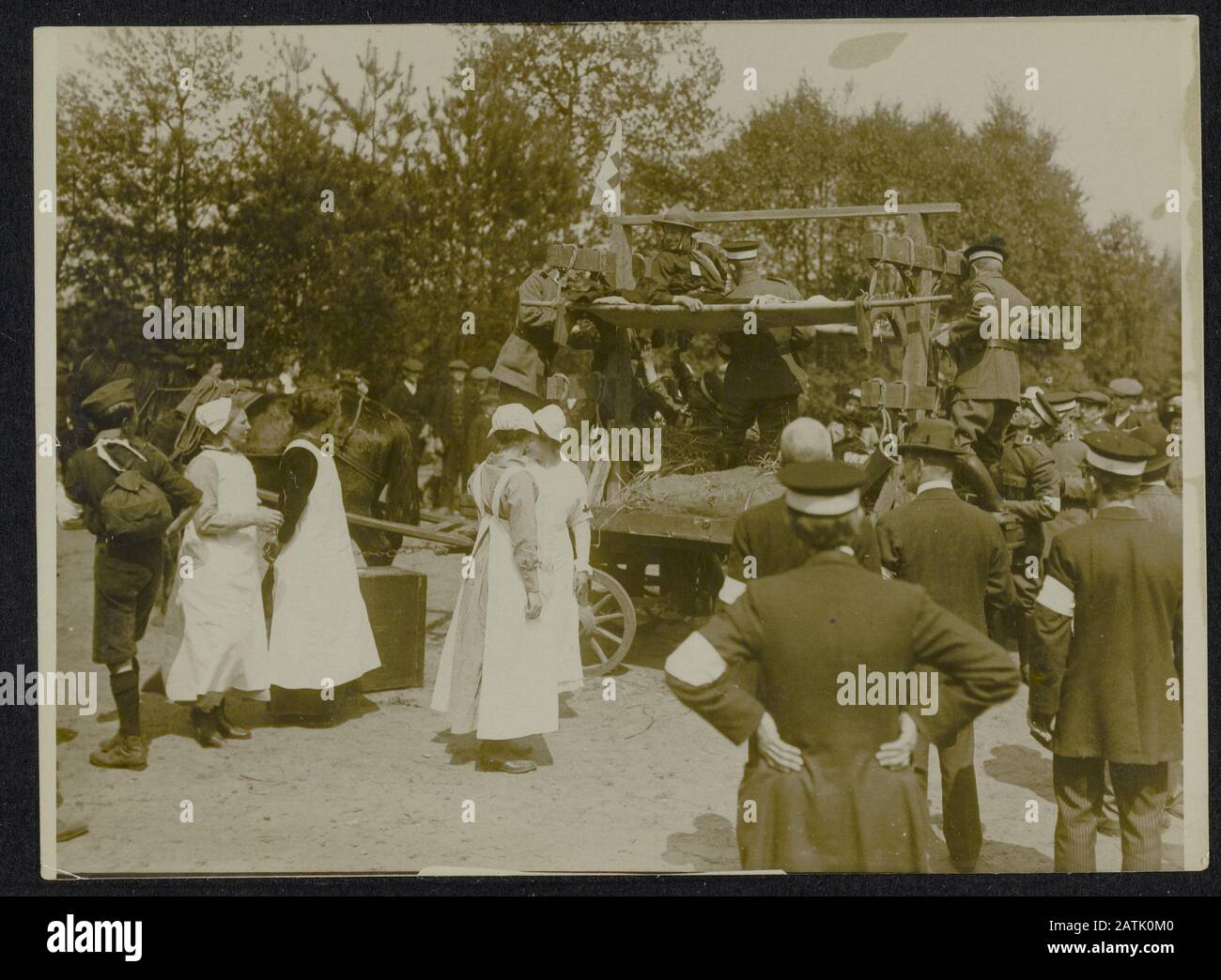 Description: first aid demonstration by citizens, scouts and horse ...