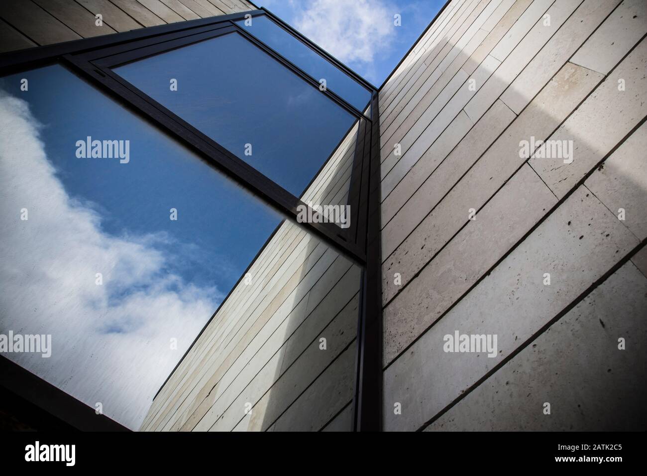 Skyscraper window hi-res stock photography and images - Alamy