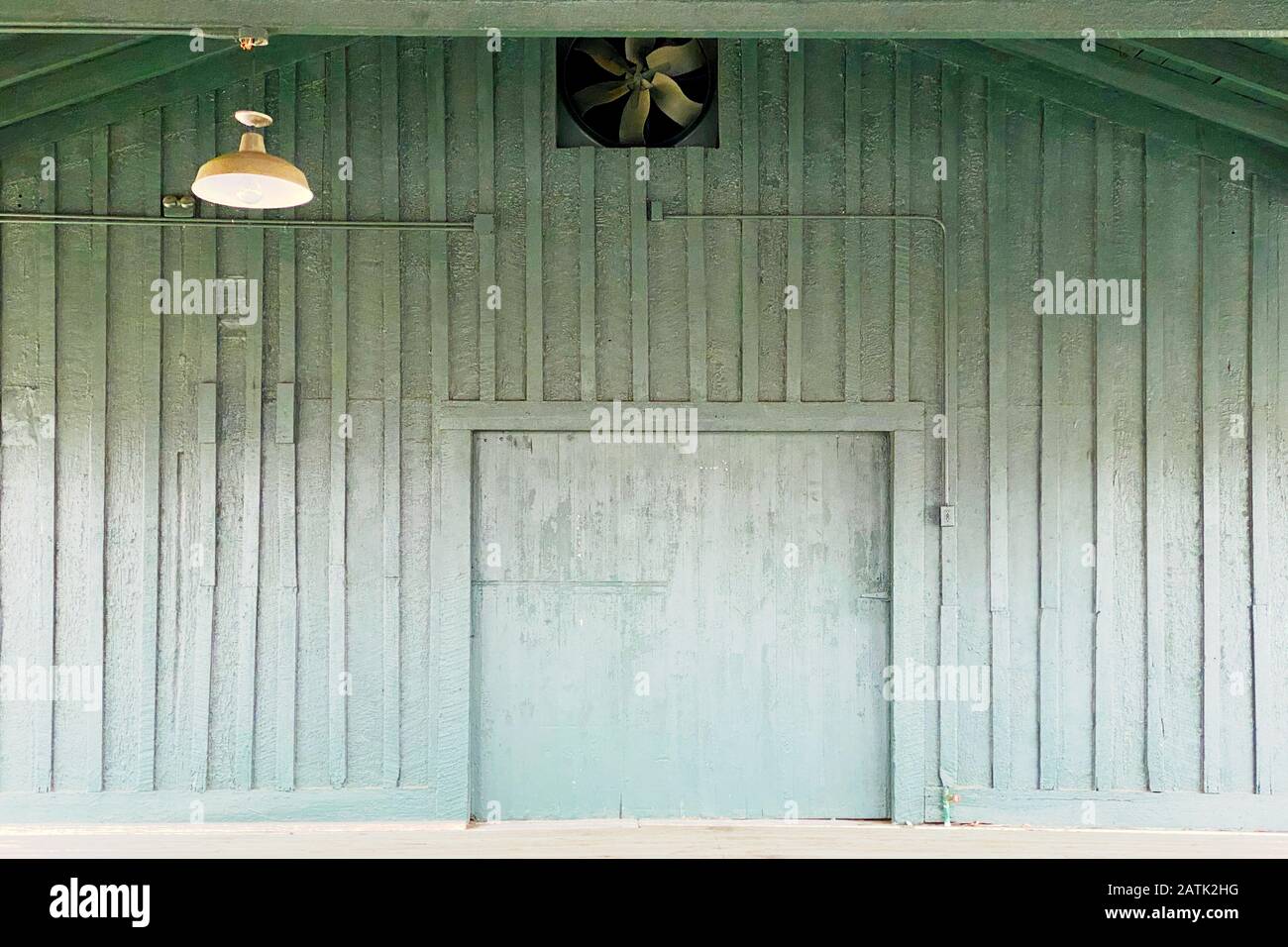 Warehouse exterior loading dock hi-res stock photography and images - Alamy