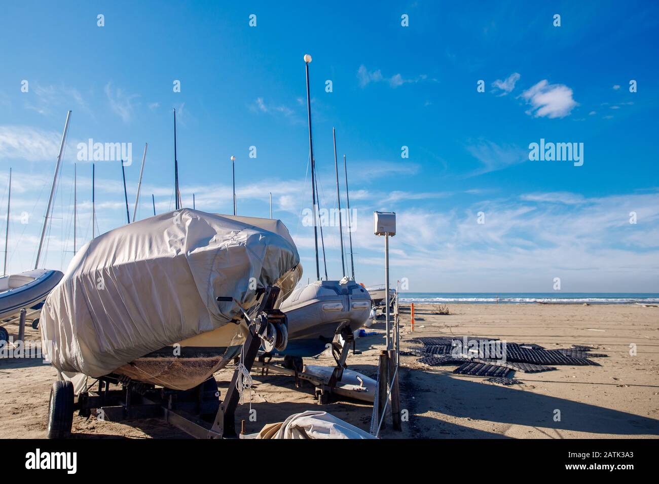 Row boat storage hi-res stock photography and images - Alamy