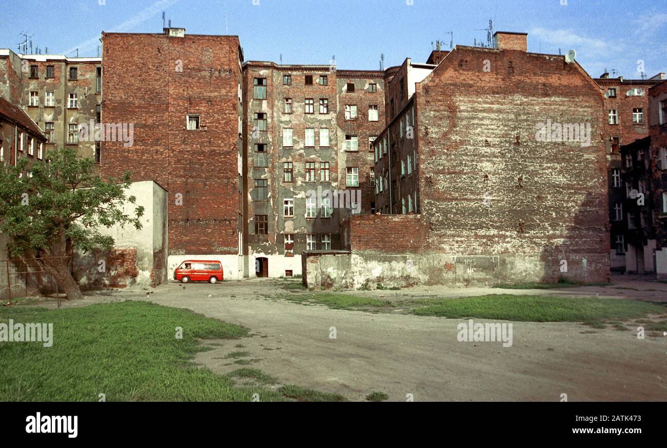 05 August 1999, Poland, Breslau: Unrestored courtyard view of ...