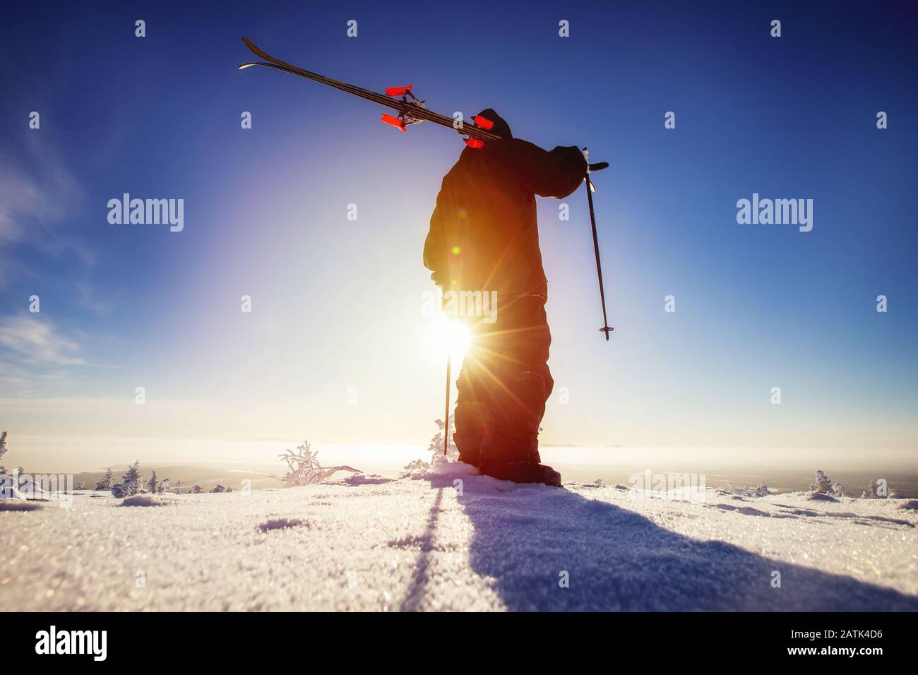 Silhouette skis hi-res stock photography and images - Alamy