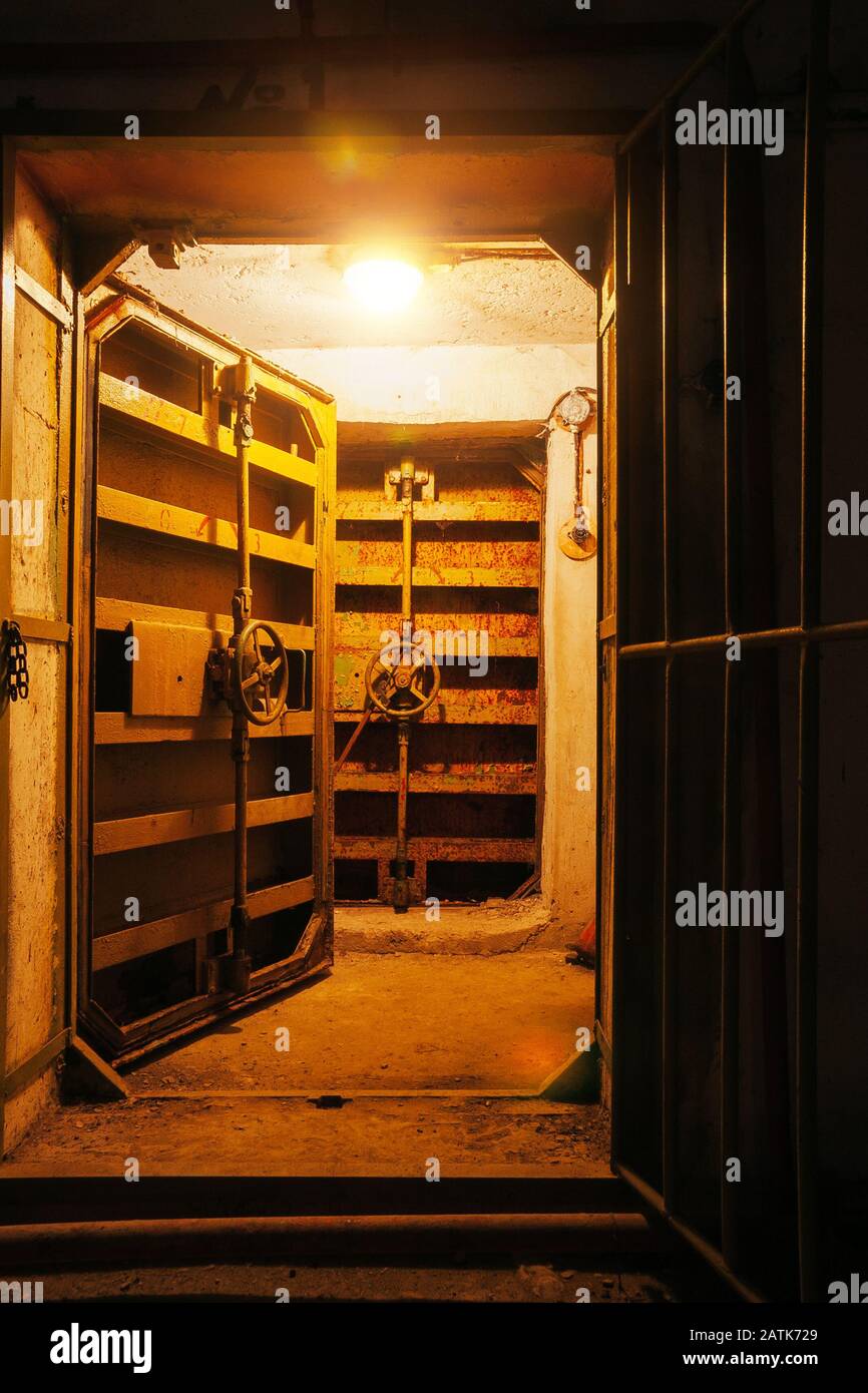 Bunker door hi-res stock photography and images - Alamy