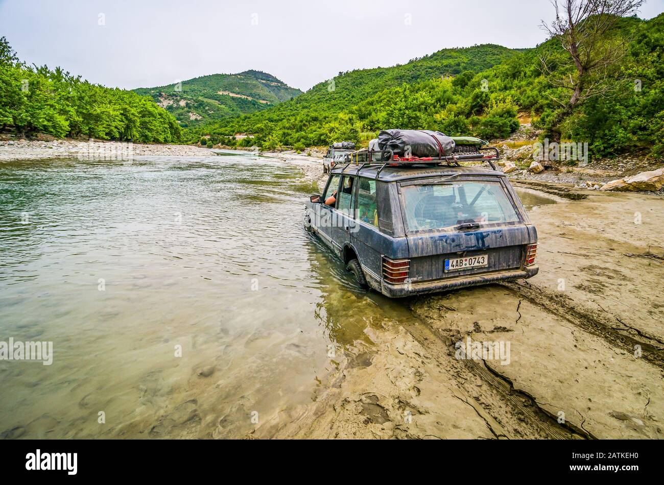 Car stuck in river hi-res stock photography and images - Alamy