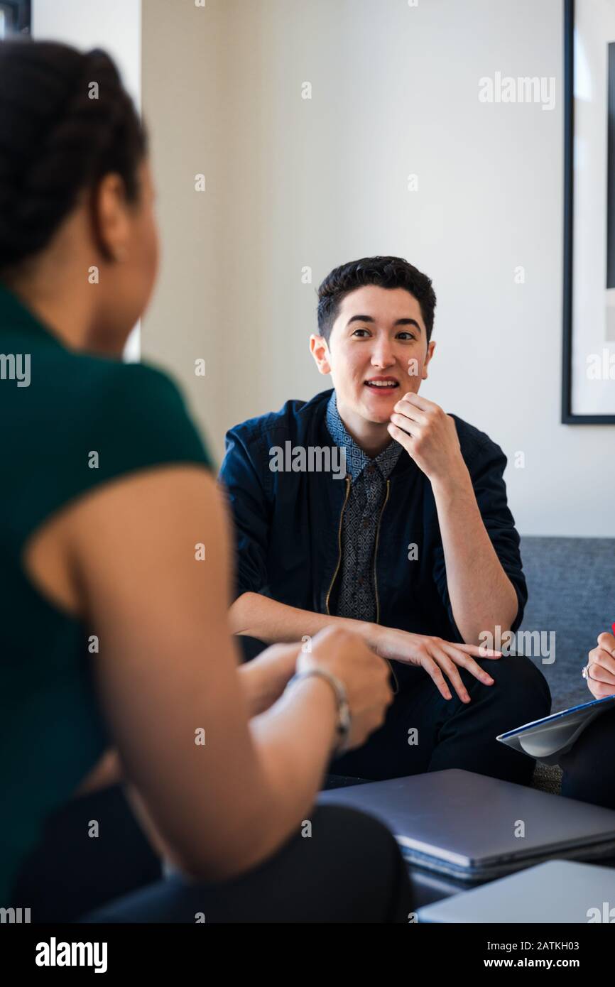 Listening to colleagues hi-res stock photography and images - Alamy