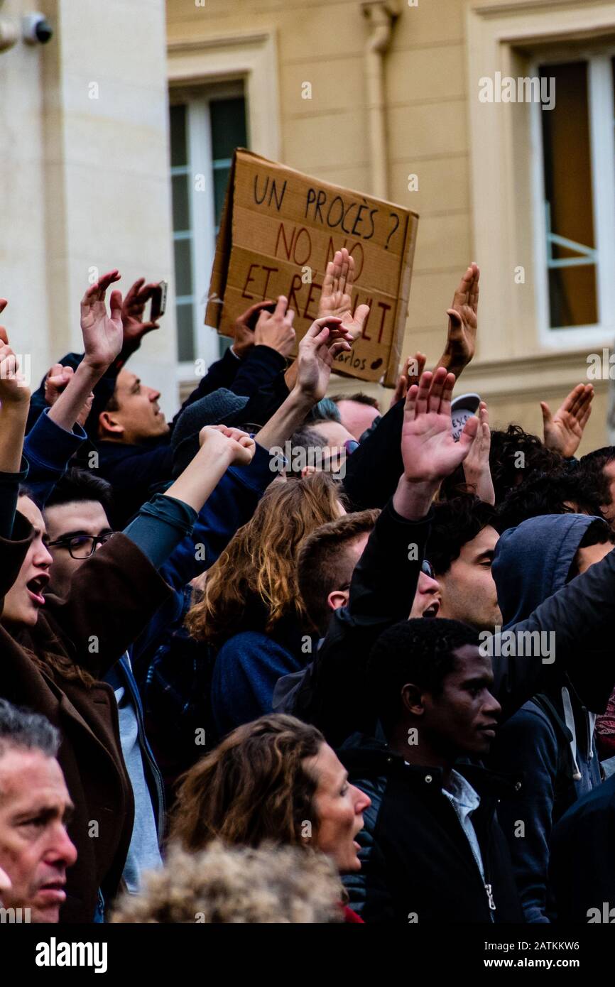 Protesters holding hands hi-res stock photography and images - Alamy