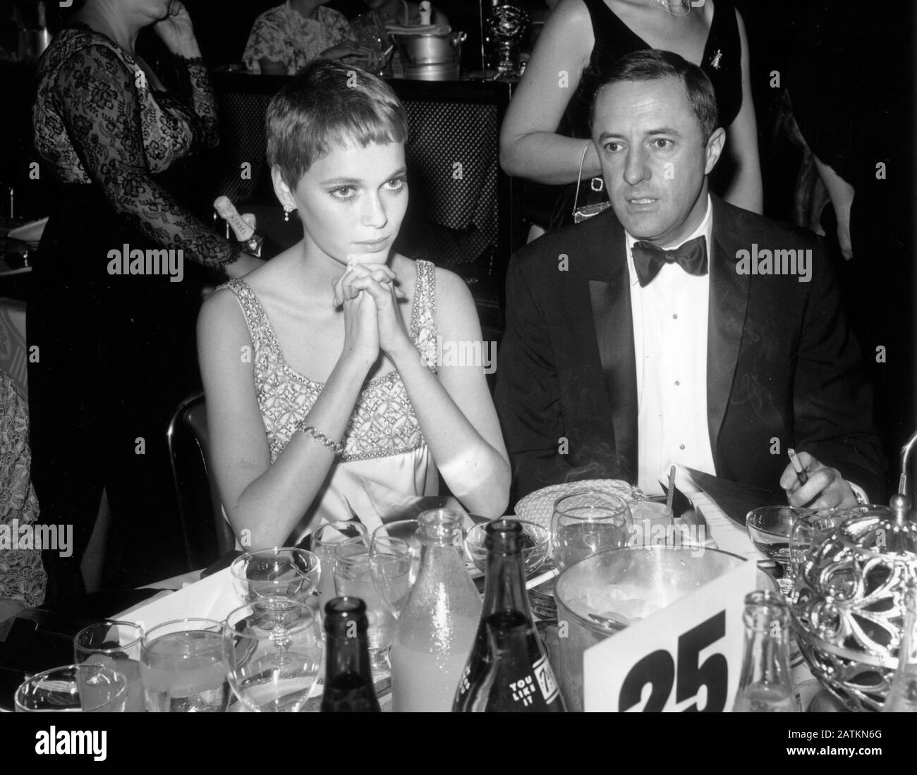 Golden globes award Black and White Stock Photos & Images - Alamy