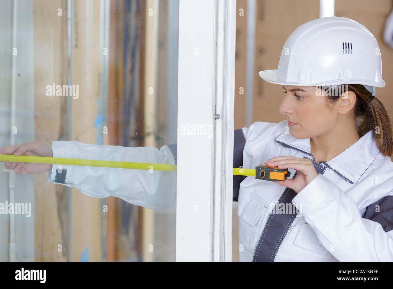 female construction installing window i Stock Photo - Alamy