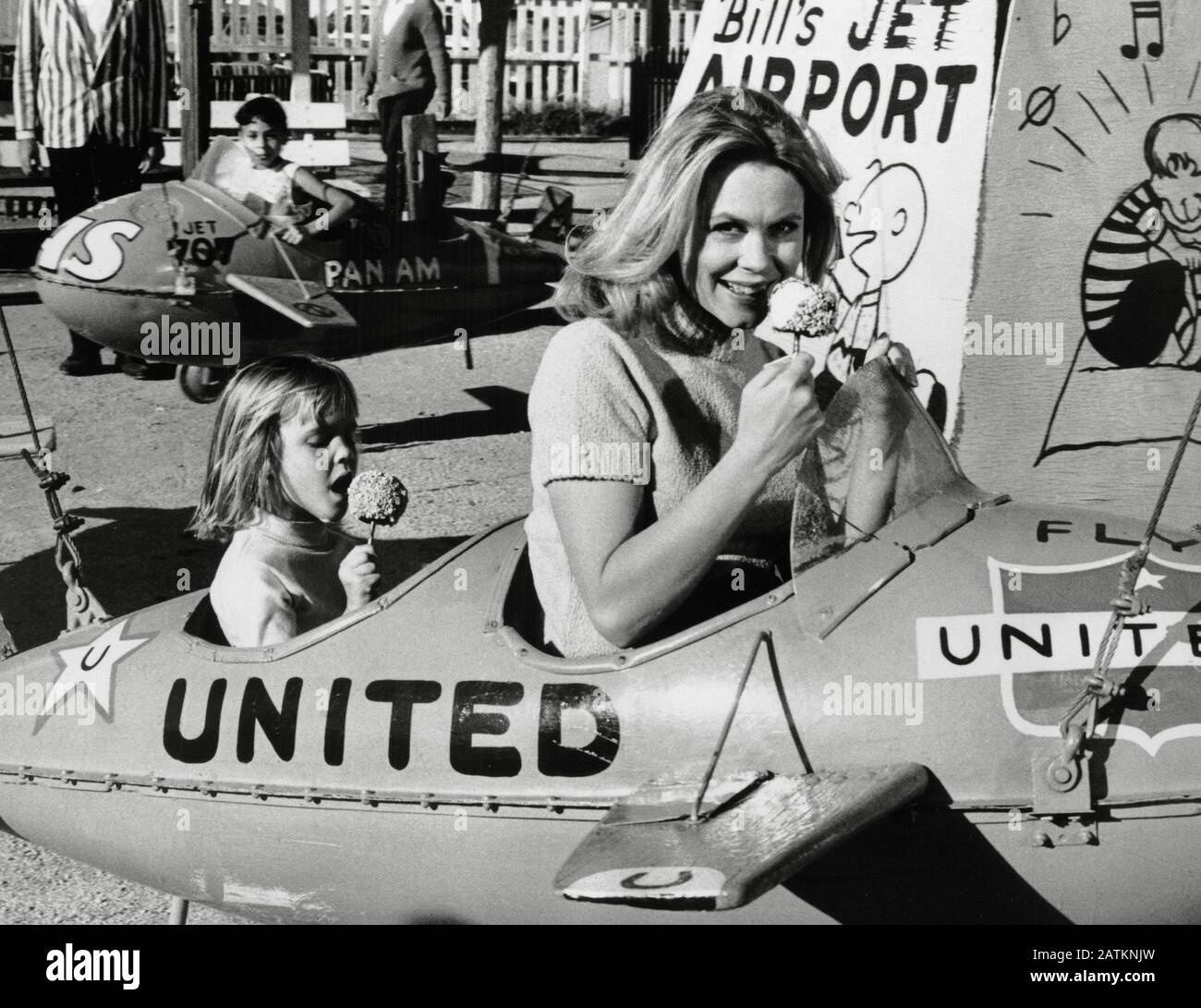 Bewitched elizabeth montgomery hi-res stock photography and images - Alamy