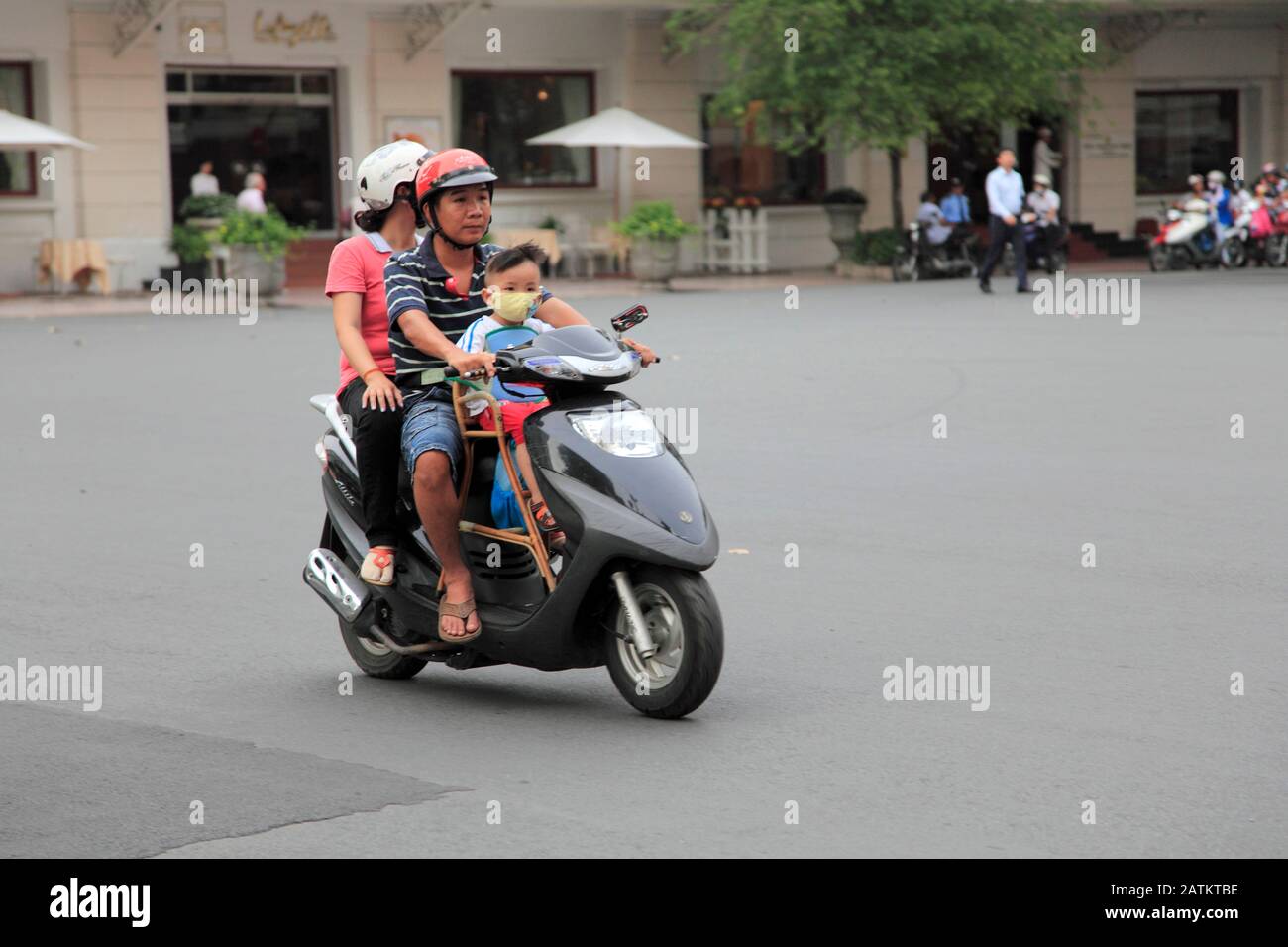 Family on motorcycle hi-res stock photography and images - Alamy