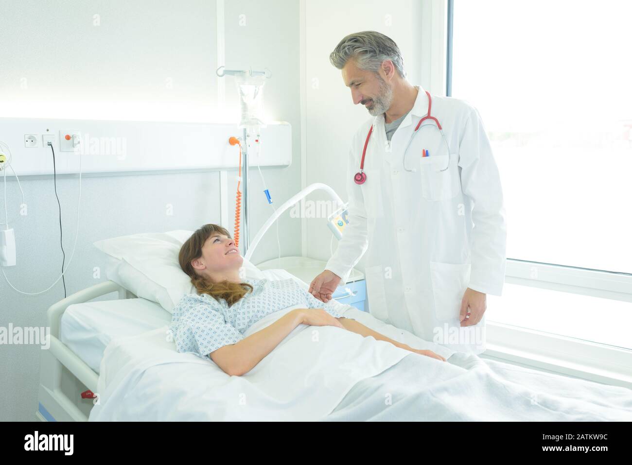 doctor visiting the recovering patient Stock Photo - Alamy