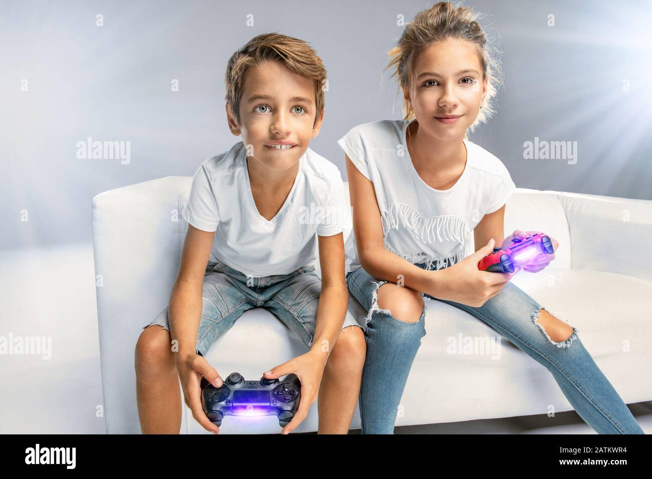 Two kids play video game Stock Photo - Alamy