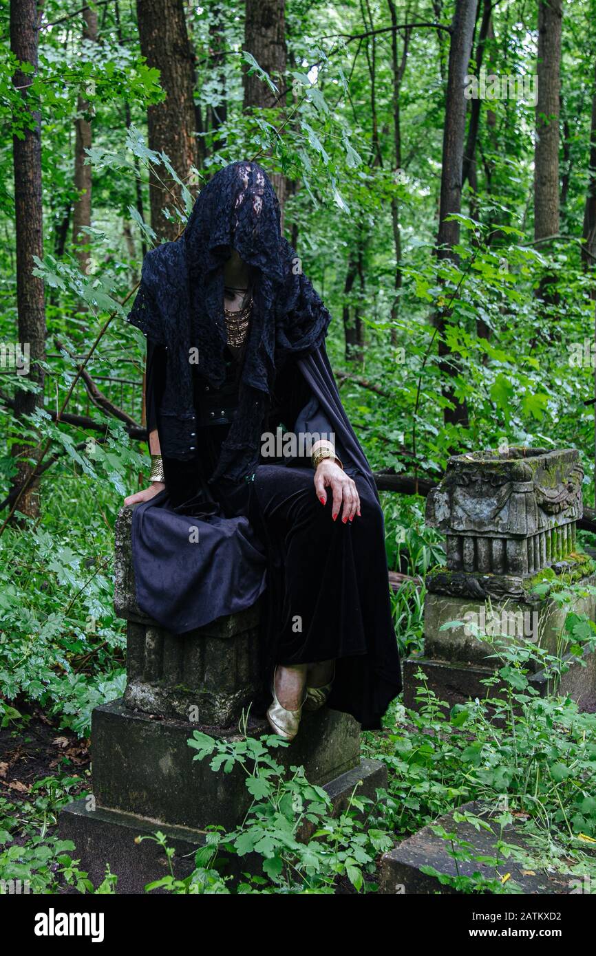 Female vampire cemetery hi-res stock photography and images - Alamy