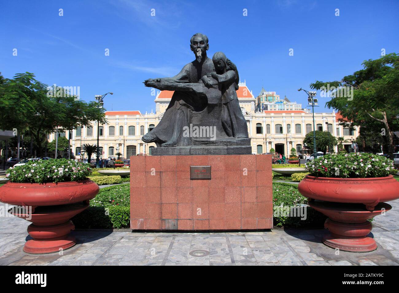 Saigon statue sculpture hi-res stock photography and images - Alamy