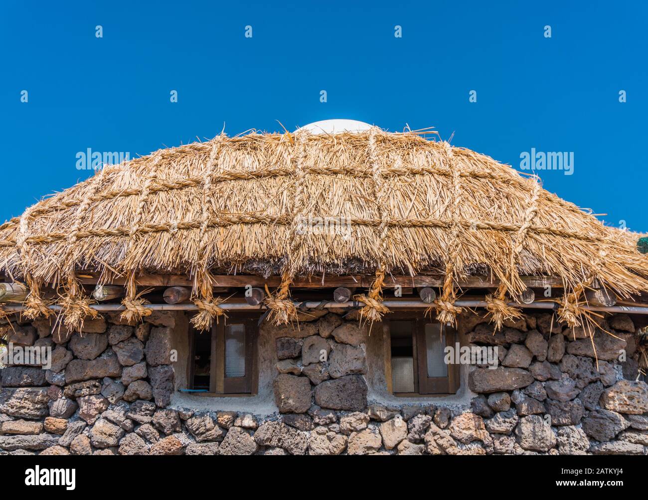 Thatch roof huts hi-res stock photography and images - Alamy