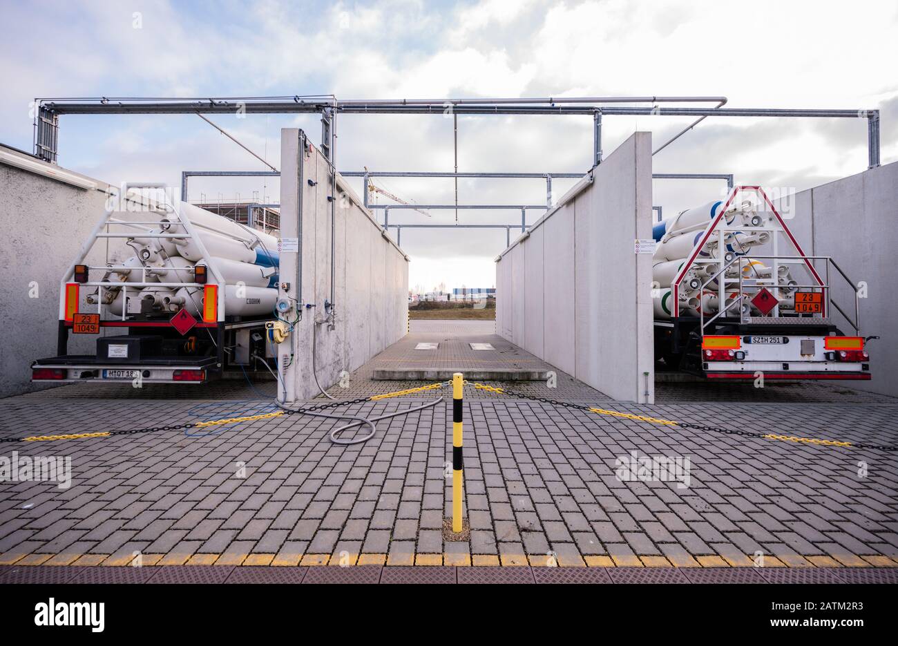 Mainz, Germany. 23rd Jan, 2020. Two trailers with hydrogen tanks are ...