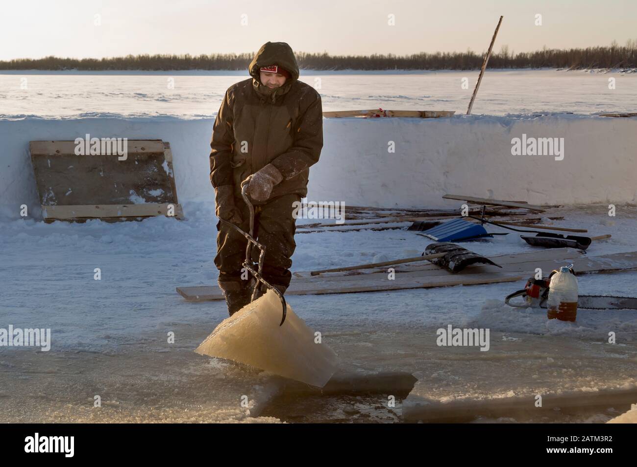 Block of ice and tongs hi-res stock photography and images - Alamy