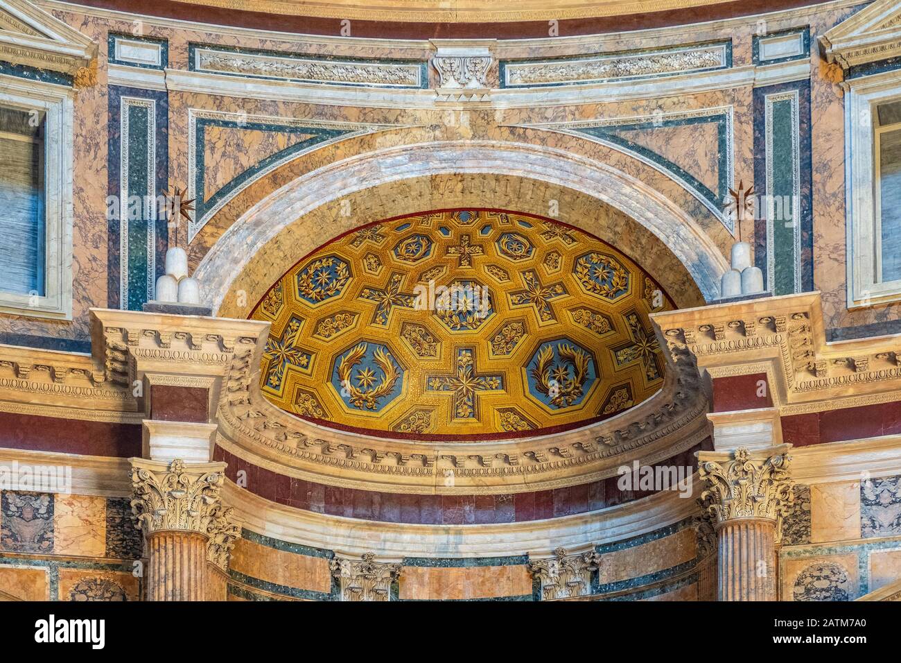 Rome, Lazio / Italy - 2019/06/17: Interior of Roman Pantheon ancient ...