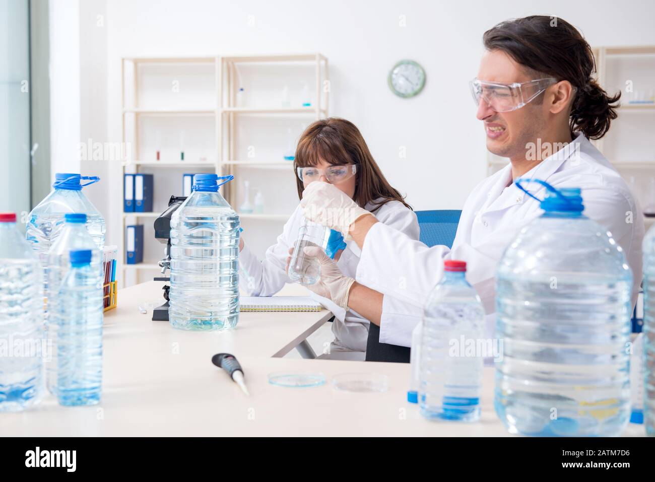 The two chemists working in the lab Stock Photo - Alamy
