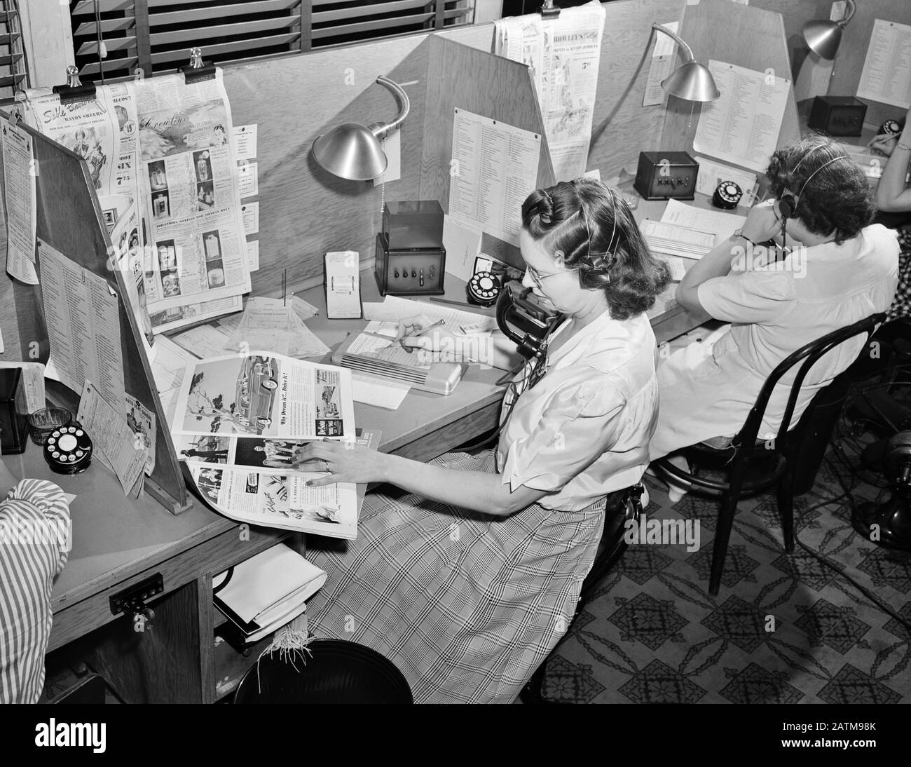 Telephone operator 1940s hi-res stock photography and images - Alamy