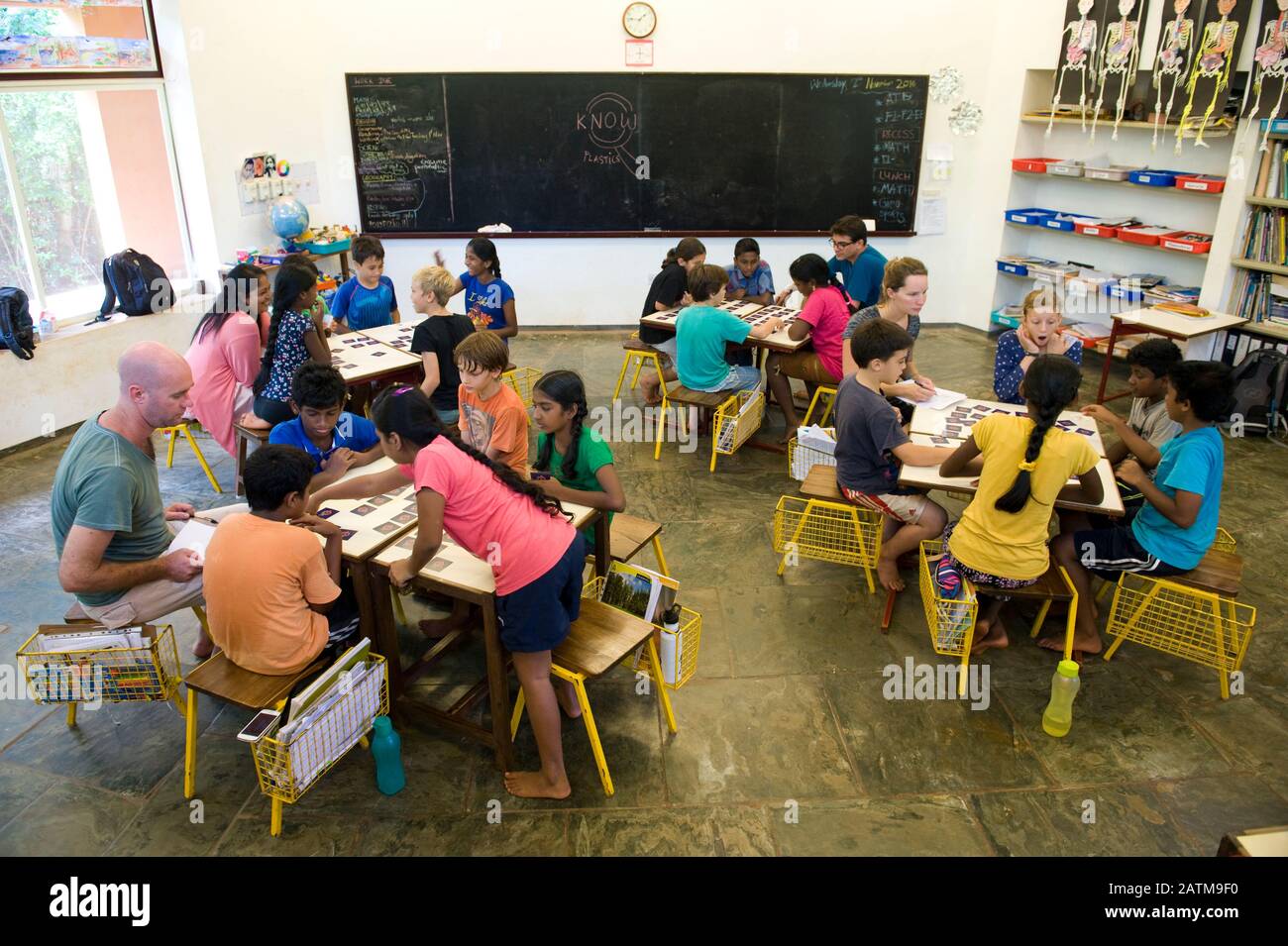 Children at desks in school classroom hi-res stock photography and ...
